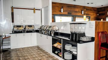 Pequenos-almoços, almoços, jantares servidos, cozinha local