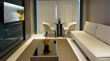 Suite Luxo Vista Mar | Frigobar, cofres nos quartos, individualmente mobiliados, escrivaninha