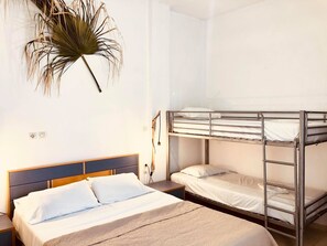 Quarto Quádruplo | Cofre no quarto, quartos insonorizados, ferro/tábua de engomar