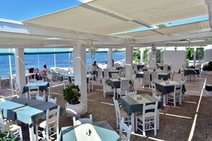 Pequenos-almoços, almoços, jantares servidos, com vista para a praia