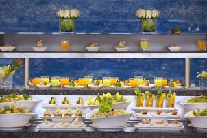 Café da manhã com buffet todos os dias mediante uma taxa