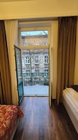 Apartamento Deluxe (z balkonem) | Roupa de alta qualidade, cofre no quarto, ferro/tábua de engomar 