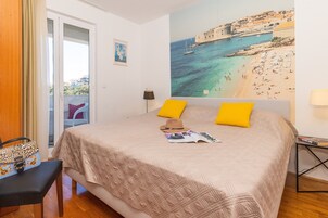 Two-Bedroom Apartment with Balcony and Sea View | 1 quarto, cofre no quarto, com decoração personalizada 