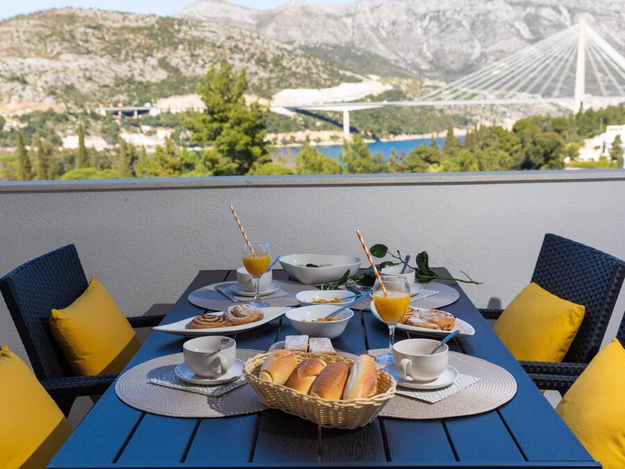 Two-Bedroom Apartment with Balcony and Sea View | Terraço/pátio