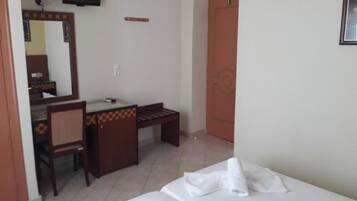 Quarto duplo, vista para a cidade | Frigobar, cofres nos quartos, espaço de trabalho para notebook