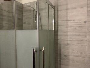 Quarto Duplo | Casa de banho | Um polibã, artigos de higiene pessoal grátis, toalhas fornecidas 