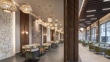 12 bares/lounges, 2 bares junto à piscina, um bar de praia