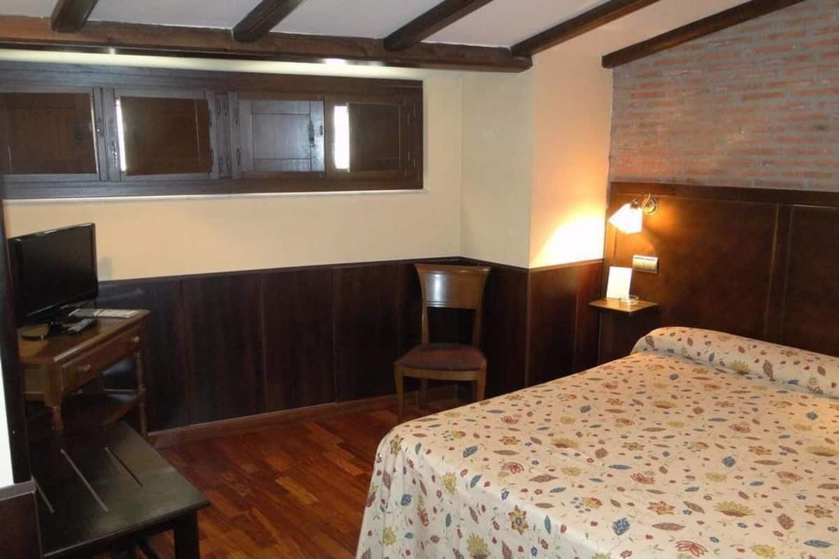 Cortinas blackout, ferros/tábuas de passar roupa, berços grátis