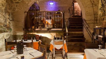 Pequenos-almoços e almoços servidos, incluindo cozinha local