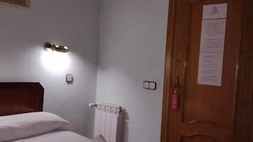 Quarto Individual | 1 quarto, cofre no quarto, secretária, cortinas/cortinados opacos