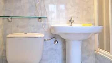 Quarto Triplo | Casa de banho | Artigos de higiene pessoal grátis, um secador de cabelo