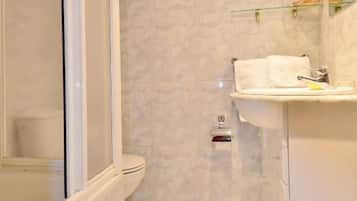 Quarto Triplo | Casa de banho | Artigos de higiene pessoal grátis, um secador de cabelo