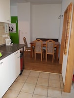 Apartamento Básico, 2 quartos, junto ao pátio | Refeições no quarto