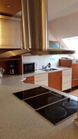 Quarto Quádruplo Básico, não fumadores (2-4 Adults) | Cozinha privada | Um frigorífico