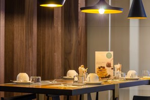 Pequeno-almoço tipo buffet diário mediante uma taxa 