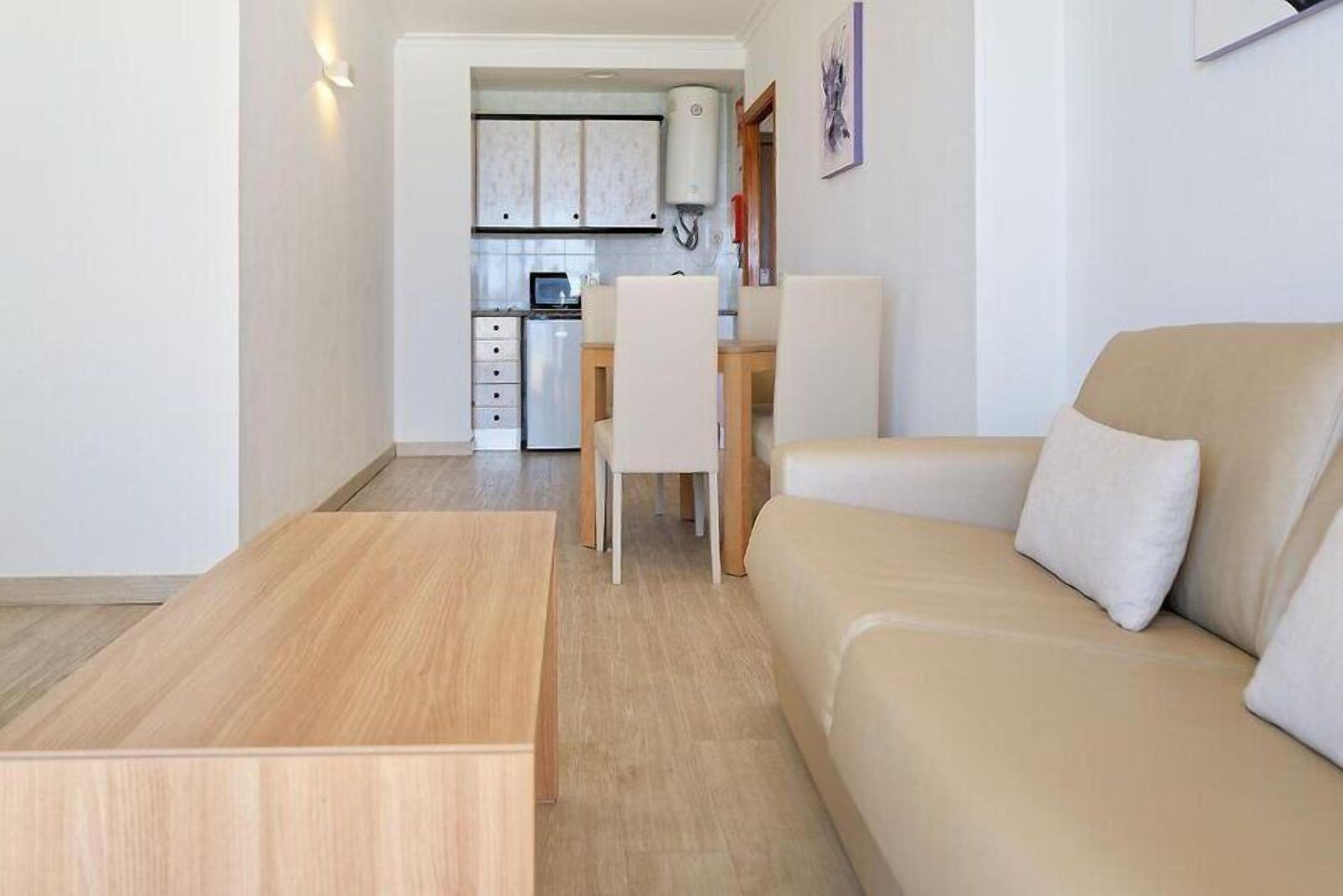 Apartamento, 1 quarto | Sala de estar | Televisor 