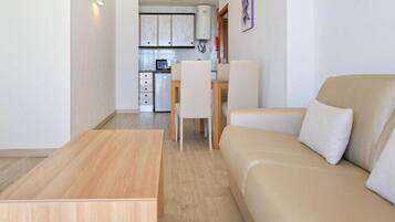 Apartamento, 1 quarto | Sala de estar | Televisor