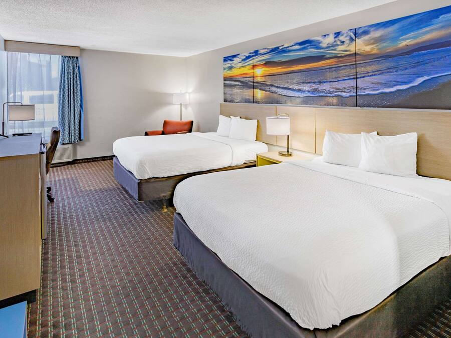 Quarto, 2 camas Queen, para não fumantes | Escrivaninha, cortinas blackout, ferros/tábuas de passar roupa