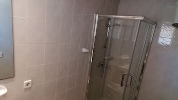 Um polibã, um secador de cabelo, um bidé, toalhas fornecidas