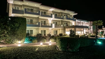 Fachada da propriedade à noite