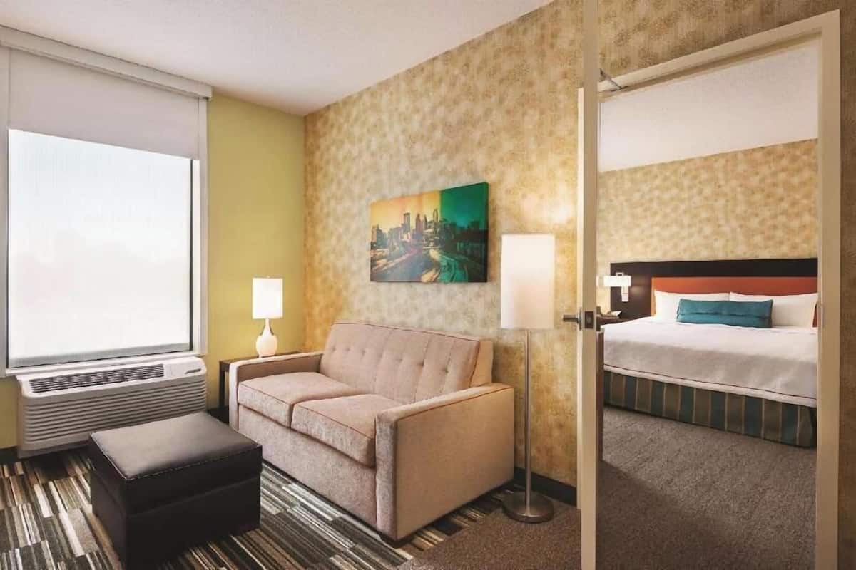 Cofres nos quartos, escrivaninha, espaço de trabalho para notebook