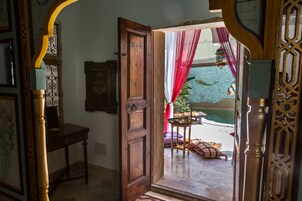 Roupas de cama premium, frigobar, cofres nos quartos
