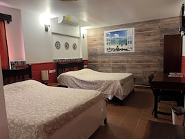 Quarto casal standard | Escrivaninha, cortinas blackout, Wi-Fi de cortesia, roupa de cama