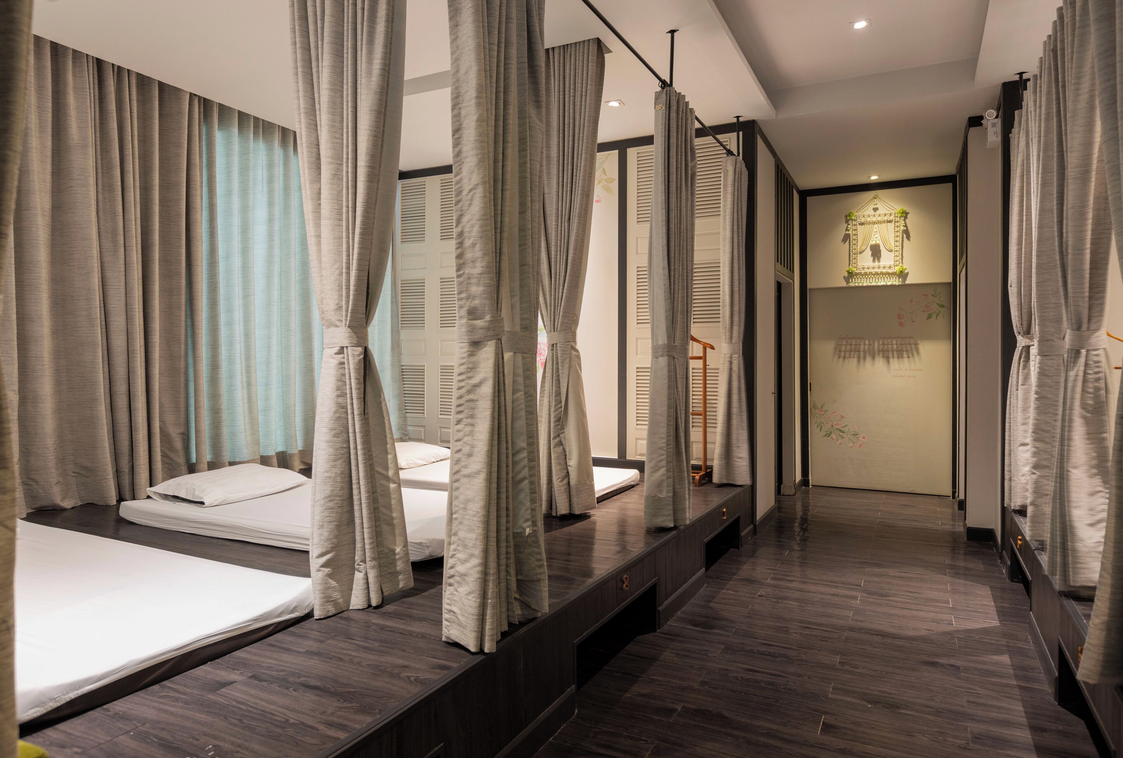 Quarto de hotel com uma cama grande, mesa de cabeceira, guarda-roupa e espelho.