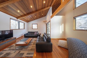 Chalé de Luxo | Sala de estar | Televisor de ecrã plano de 55 polegadas com canais digitais, televisor 