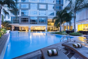 Piscina externa, guarda-sóis, espreguiçadeiras