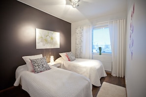 City Twin Room, 1 Bedroom, Sauna | Escrivaninha, quartos à prova de som, ferros/tábuas de passar roupa