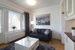 Apartamento, 1 quarto, banheiro privativo | Sala de estar | TV de tela plana