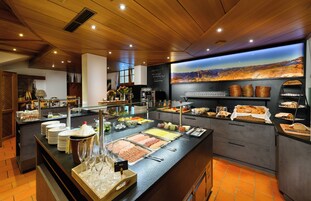 Café da manhã com buffet grátis todos os dias