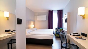 Quarto casal standard | Cofres nos quartos, escrivaninha, quartos à prova de som