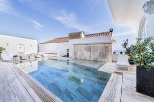 2 piscinas exteriores, guarda-sóis, espreguiçadeiras