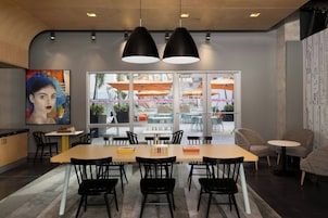 Café da manhã feito na hora todos os dias mediante uma taxa