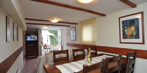 Apartamento Romântico, 1 quarto, terraço, vista para o jardim | Sala | Televisor LED de 102 cm com canais via satélite, televisor 