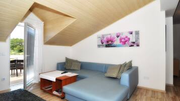 Apartamento, 3 quartos, varanda, vista parcial para o mar | Sala | Televisor LED de 102 cm com canais via satélite, televisor