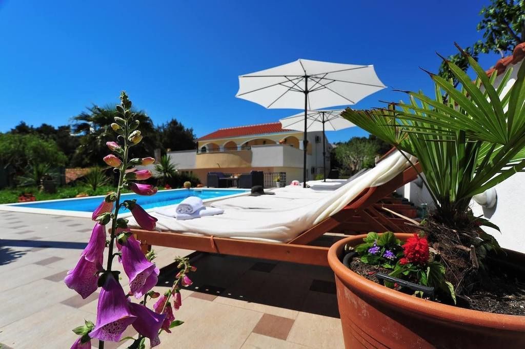 Terraço com espreguiçadeiras