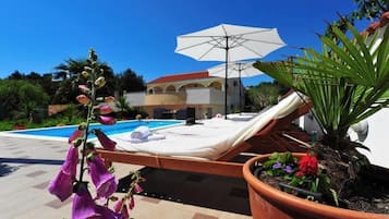 Terraço com espreguiçadeiras