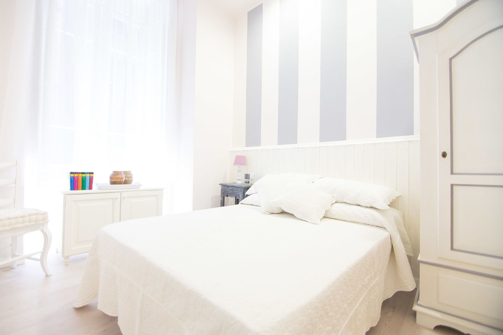 Roupas de cama premium, frigobar, cofres nos quartos, escrivaninha