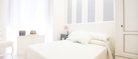 Roupas de cama premium, frigobar, cofres nos quartos, escrivaninha