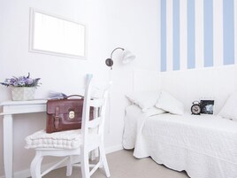 Roupa de alta qualidade, minibar, cofre no quarto, secretária