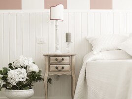 Roupas de cama premium, frigobar, cofres nos quartos, escrivaninha