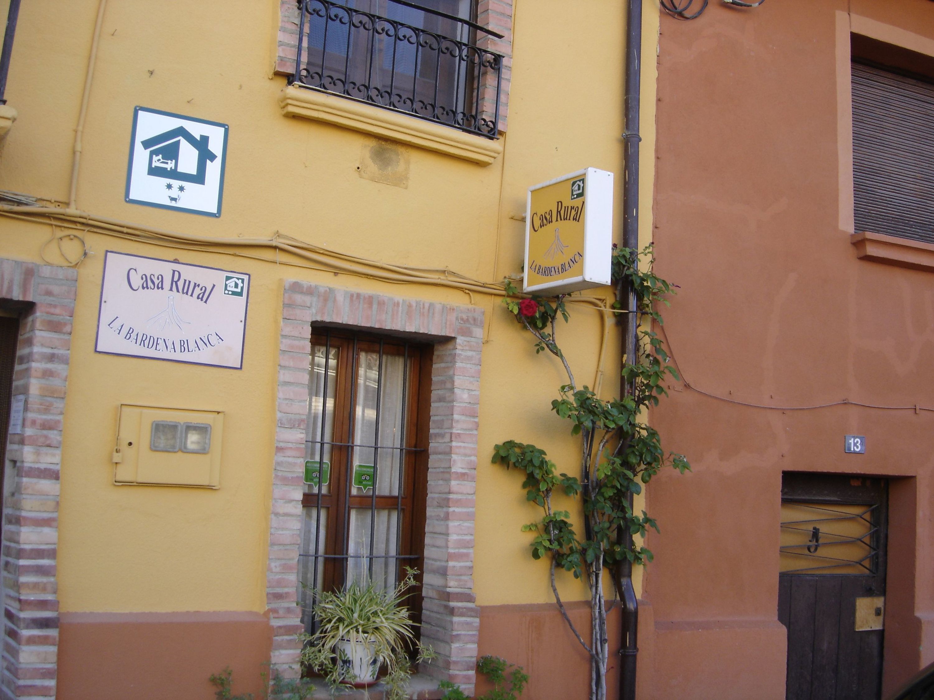 Um edifício com placas indicando 'Casa Rural' e 'La Bardena Blanca'.