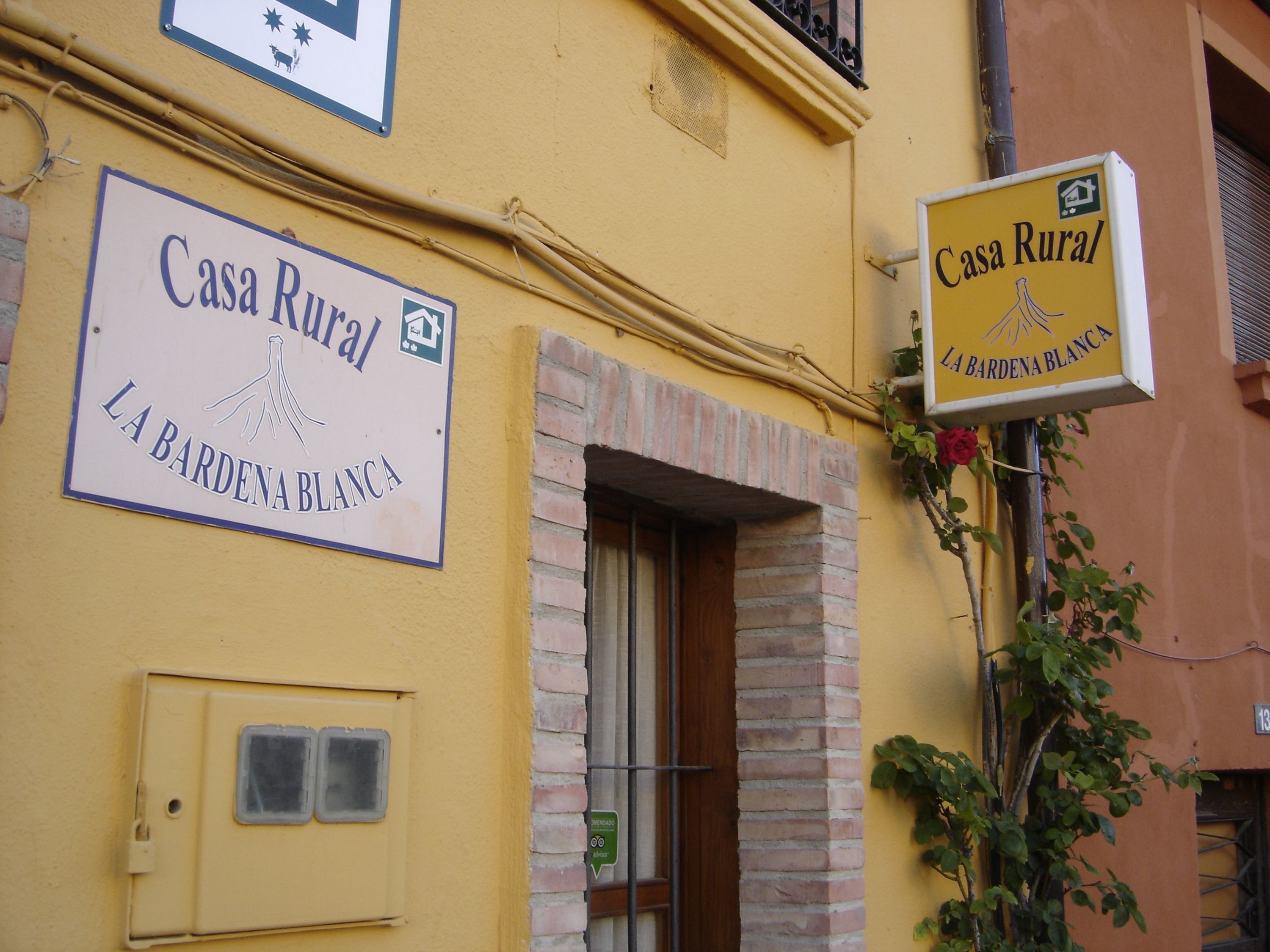 Um edifício com placas indicando 'Casa Rural' e 'La Bardena Blanca'.