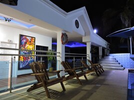 Piscina externa, funciona das 8h às 21h, espreguiçadeiras