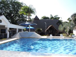 Piscina externa, funciona das 8h às 21h, espreguiçadeiras