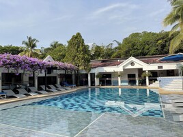 Piscina externa, funciona das 8h às 21h, espreguiçadeiras