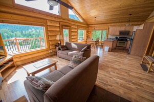 Cabine, 2 quartos | Sala de estar | Televisor LCD de 32 polegadas com canais via satélite, livros 